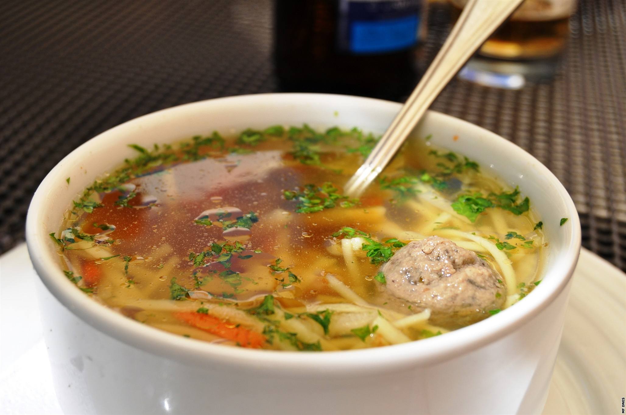 Brodo di manzo con gnocchetti di fegato, una delle zuppe più buone ...