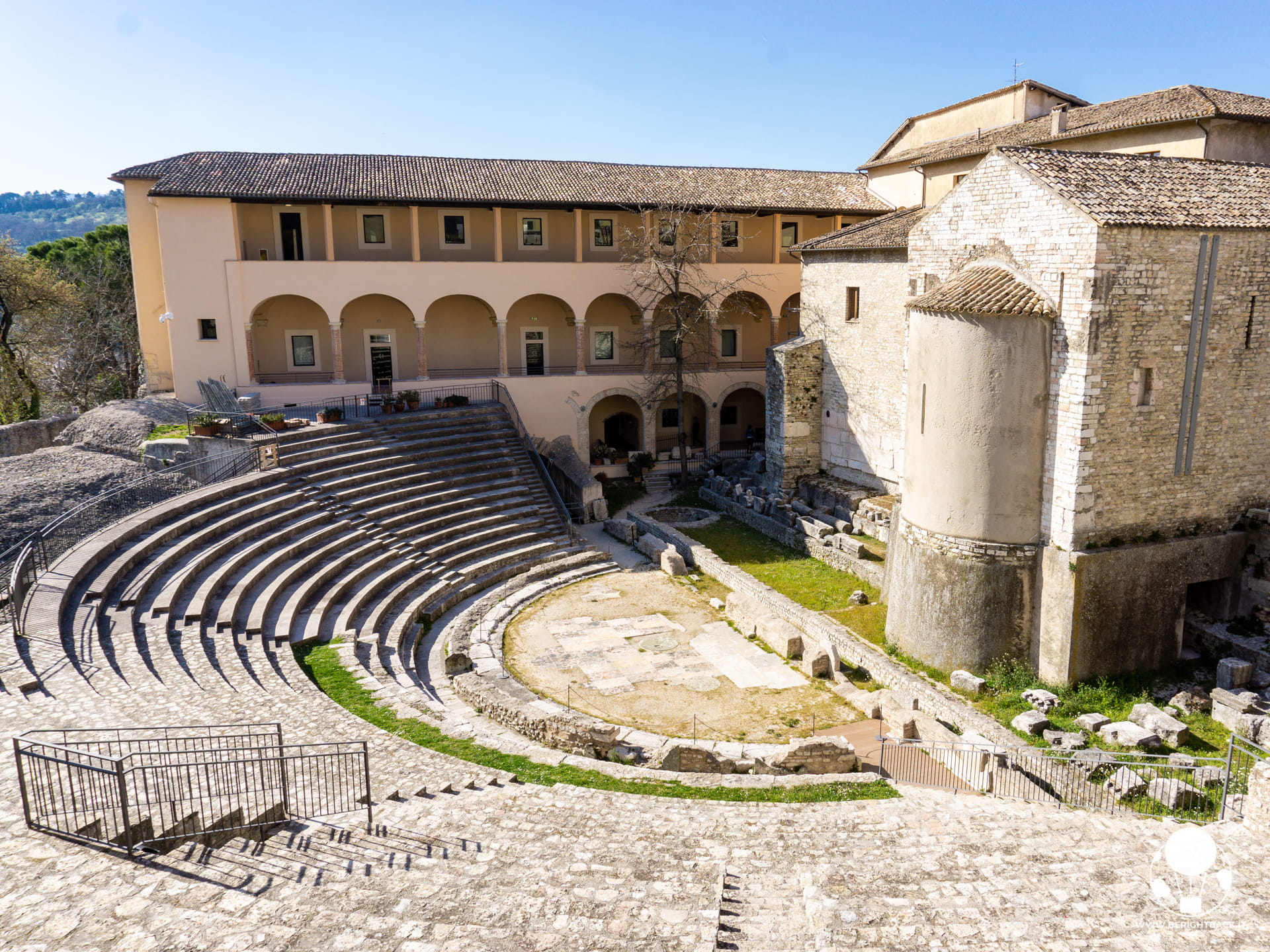 spoleto teatro romano dall'alto - *BeRightBack