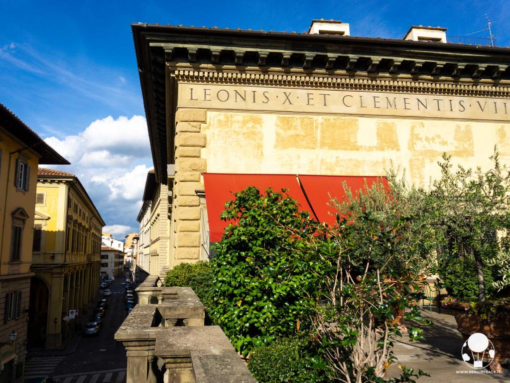 Palazzo Pandolfini, Firenze. Dettaglio del cornicione con il nome dei ...